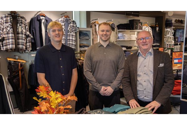 John har solgt tøj til egnens herrer i 35 år – og nu er næste ...