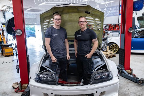 Spinout, burnout og doughnuts: Fartglade brødre brænder banen af med ...