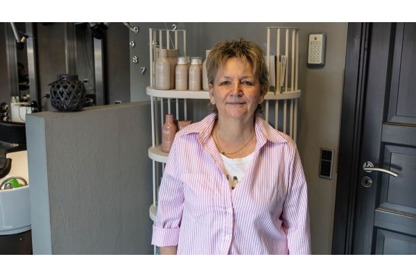 Birthe har været på pinden i Givskud i 45 år som frisør og alternativ behandler