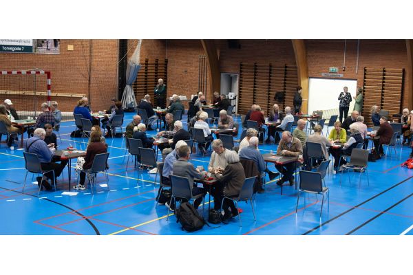 Kort er godt: Give Bridgeklub værter ved stor bridge-turnering i ...