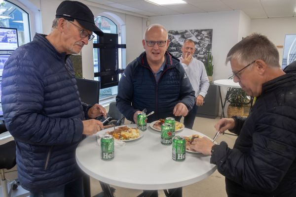 Seje cykelryttere trodsede regnen – og på målstregen ventede helstegt ...