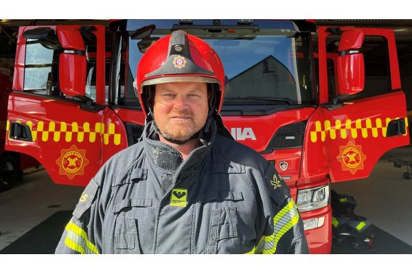 24 timer i træk på gå-ben: Jacob i kamp mod kræft i fuldt brandmandsudstyr