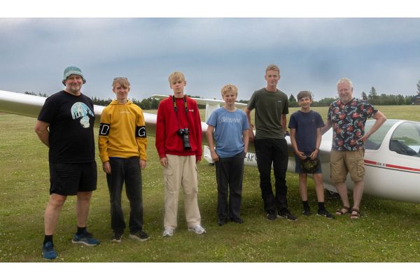 Lokale drenge fra Give-egnen er helt oppe at flyve -bogstaveligt talt